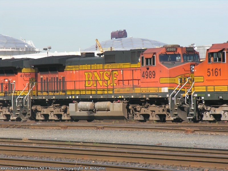 BNSF 4989